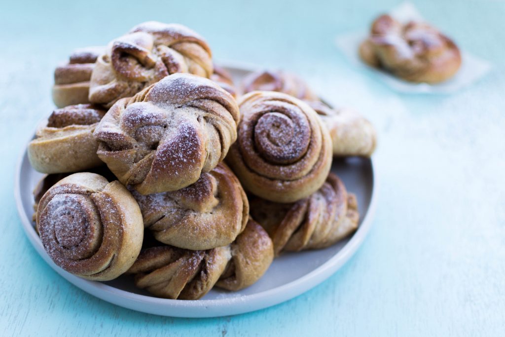 Sunnere kanelknuter og kanelsnurrer – Karoline Marberg